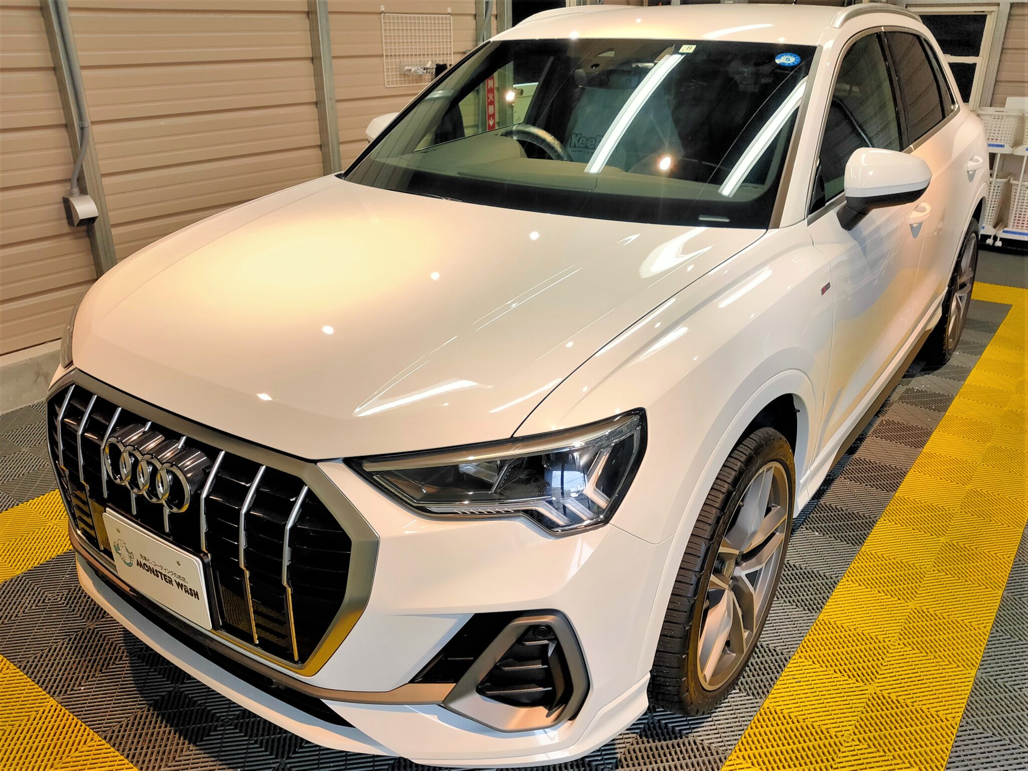アウディ Q3/Lサイズ / Wダイヤモンドキーパー＋フッ素ガラスコーティング（全面）＋鉄粉取り の施工事例（2022年9月28日 ）｜ モンスターウォッシュ